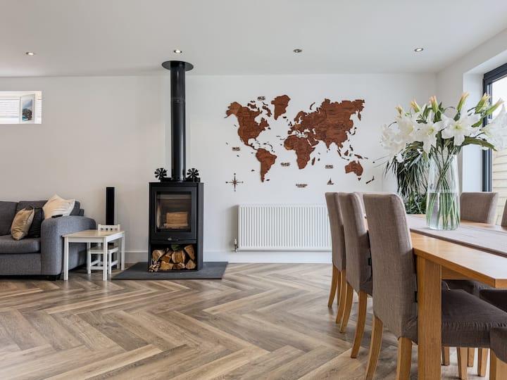 Spacious Coastal Retreat Sleeps 8 Open Plan Living - Highcliffe