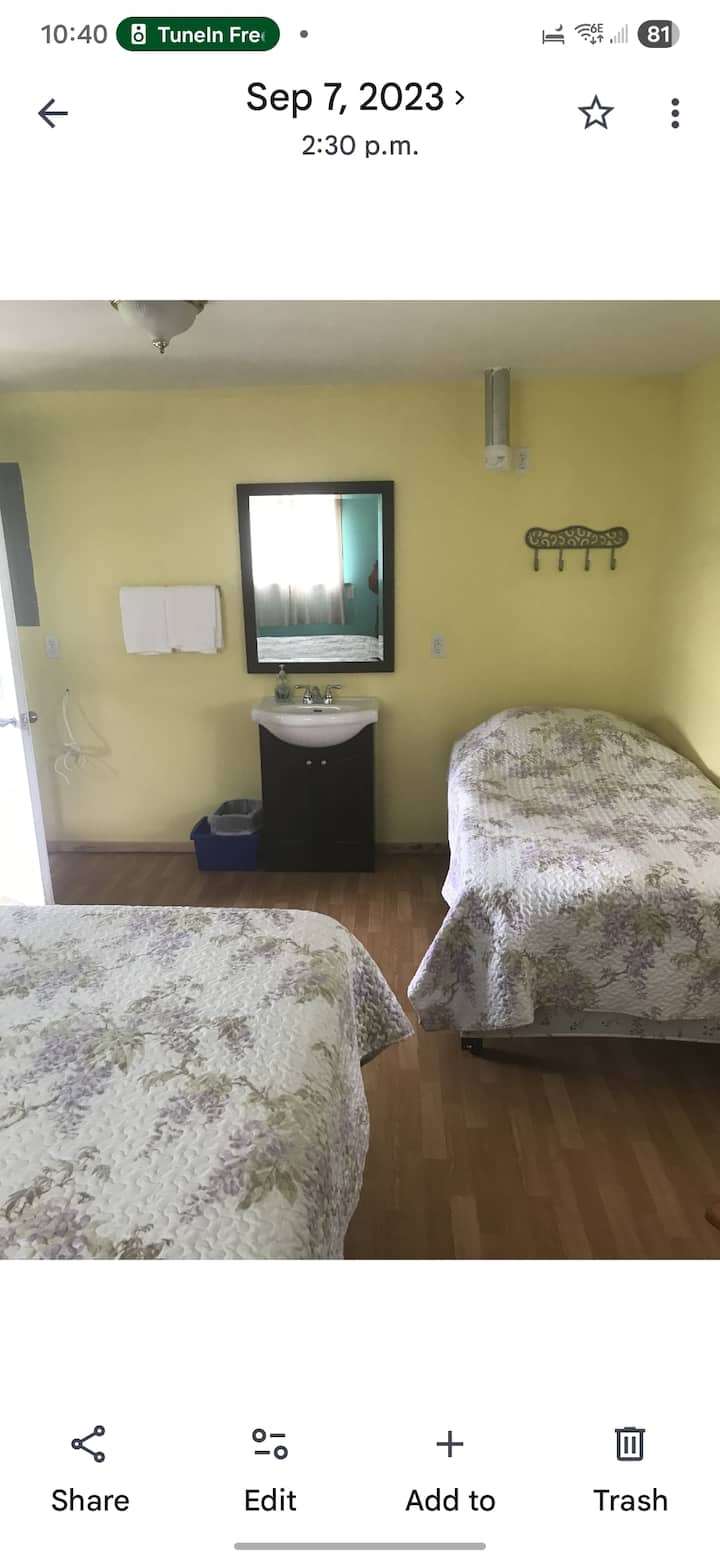 The Bayview Bunkroom - Ingonish Beach, NS