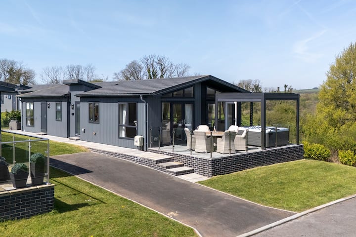 Luxury Lodge With Covered Hot Tub Near Tenby - Tenby