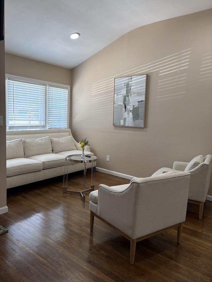 Spacious 2br Stay W/ Free Parking - Oakdale, NY
