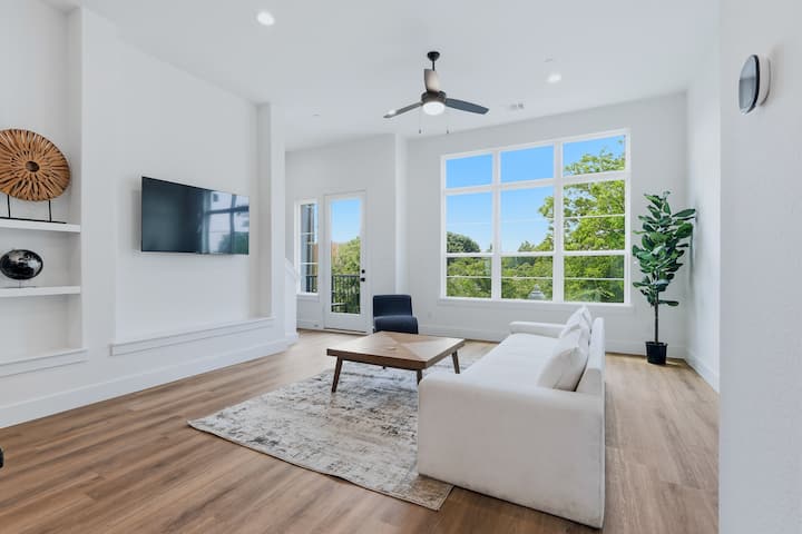 Designer 3br Townhome | Garage | Balcony - キャロルトン, TX