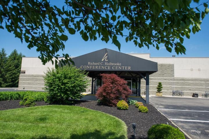 Prime Dayton Location + Restaurant & Pool - Yellow Springs