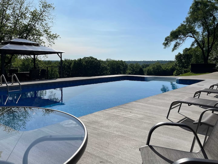 Secluded Loft · Pool, Hot Tub & Nature Trails - Independence, MO