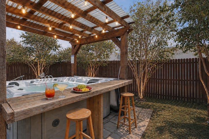 Prime Location- 4br | Hot Tub, Bbq & Kids Play Zon - アレン, TX