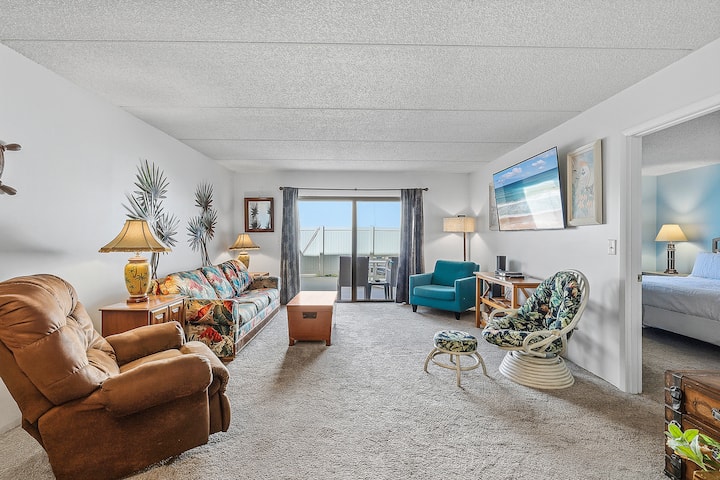 Oasis 7: Fenced Patio, Walk To Beach + Pool - Daytona Beach, FL