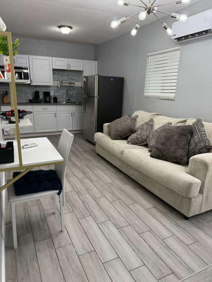 Spacious & Elegant Apartment | Near The Strat - Las Vegas