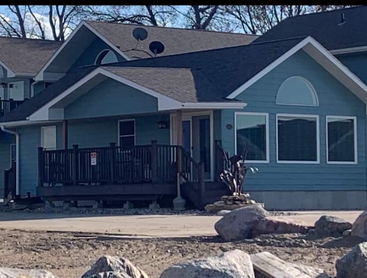 Lake Poinsett Resort Cottage - Lake Poinsett, SD