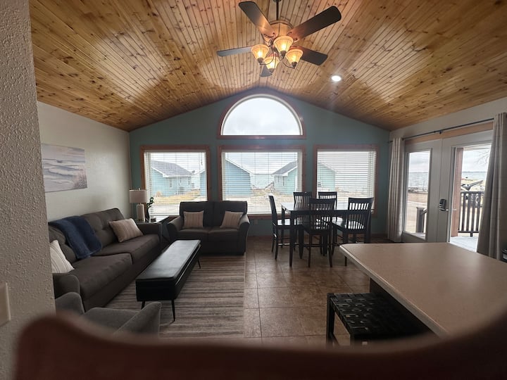 Lake Poinsett Resort Cottage - Lake Poinsett, SD