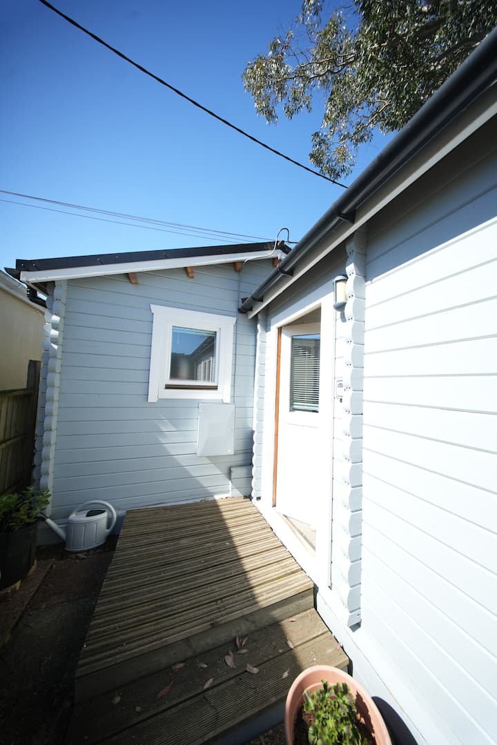 Detached Cabin With Parking And Sea View, Gurnard. - Isle of Wight
