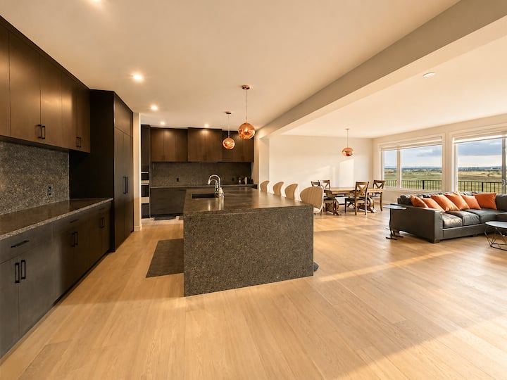 6br Luxury Home In Calgary • Near Banff •King Beds - Airdrie