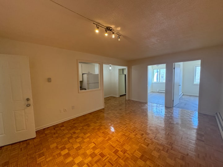 One Bedroom Plus Den In Downtown Kingston - Kingston