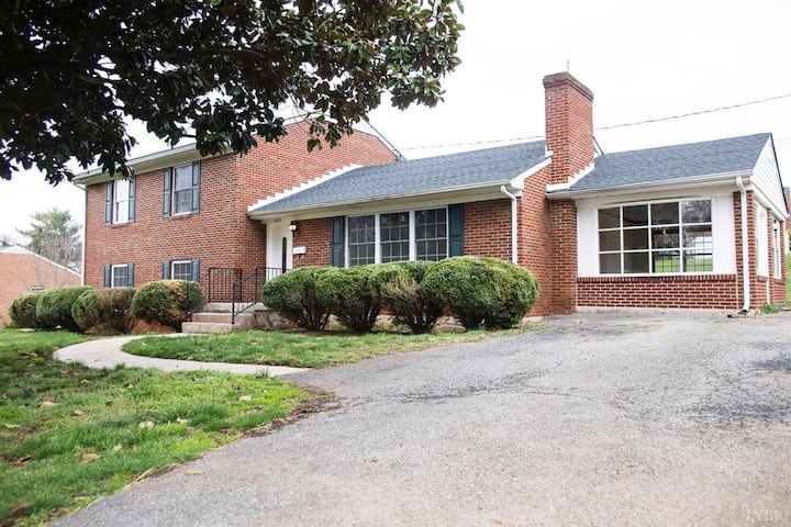 Cozy Sandusky Retreat - Lynchburg, VA