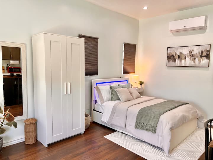 Modern & Cozy Private Studio W Patio Near Lax|sofi - Los Angeles, CA