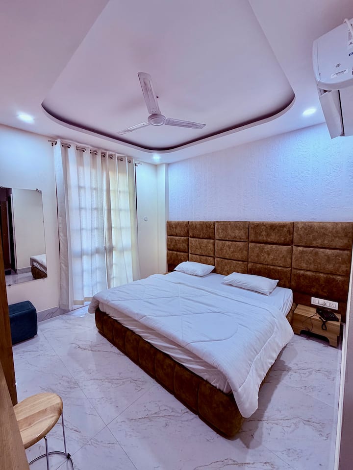 Deluxe Double Room With Balcony- City View - ハリドワール