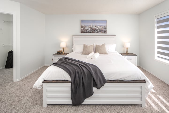 Spacious 6br | 3.5ba | Near Airport | Sleeps 14 - Calgary