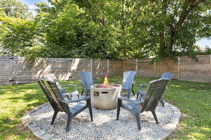 Chic 3br | Firepit & Private Yard | Ideal Location - Indianapolis, IN