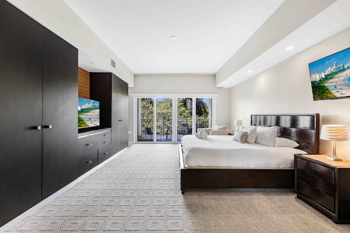 Modern 2-story Retreat | Prime Doral + Pool & Gym - Doral, FL