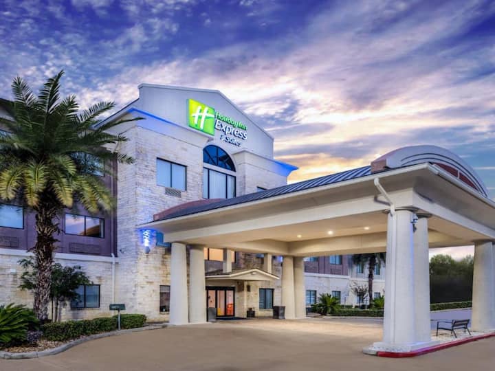 King Suite W/sofa + Free Breakfast & Pool - Beaumont, TX