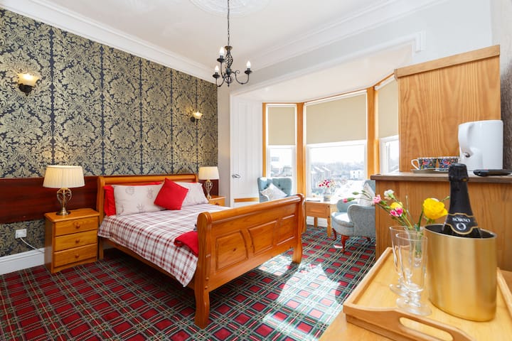 Superior Double Room With Stirling City Wall Views - Stirling