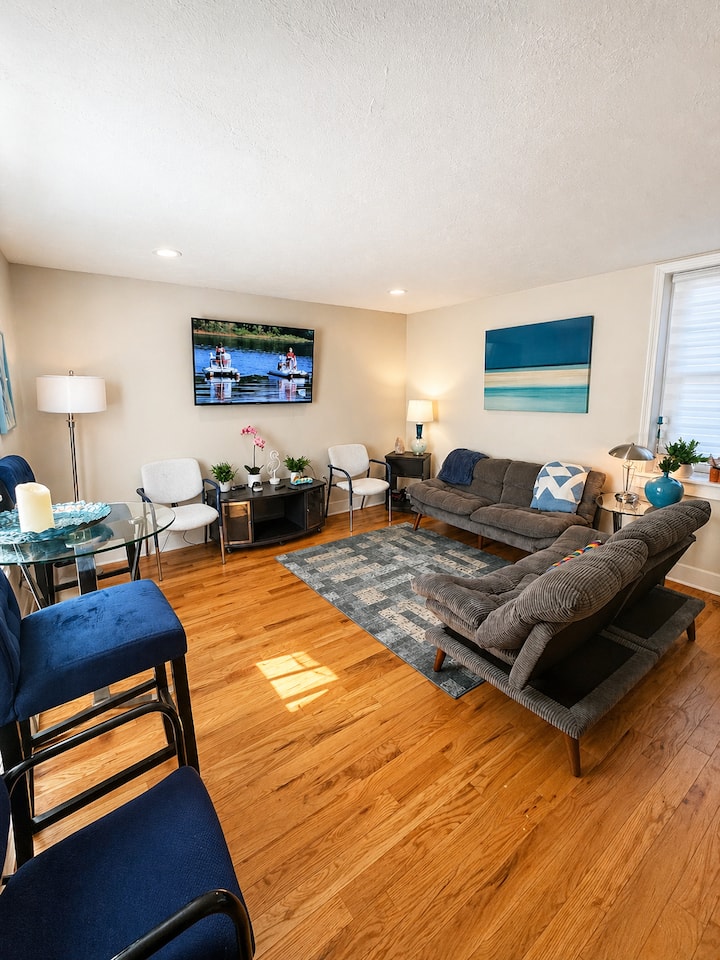 Renovated Peacock-inspired Modern Condo - Rhode Island