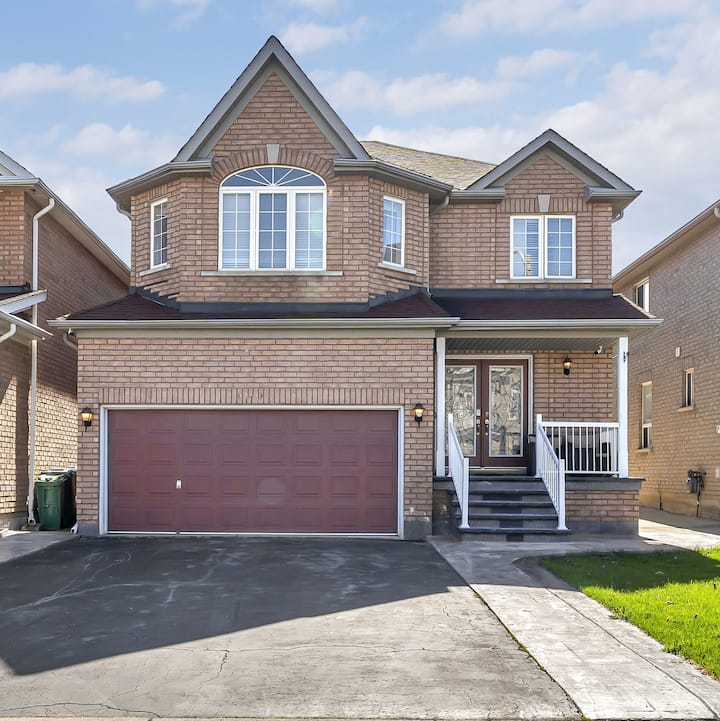 Elegant 3br Detached House ~ Luxury & Comfort - Brampton