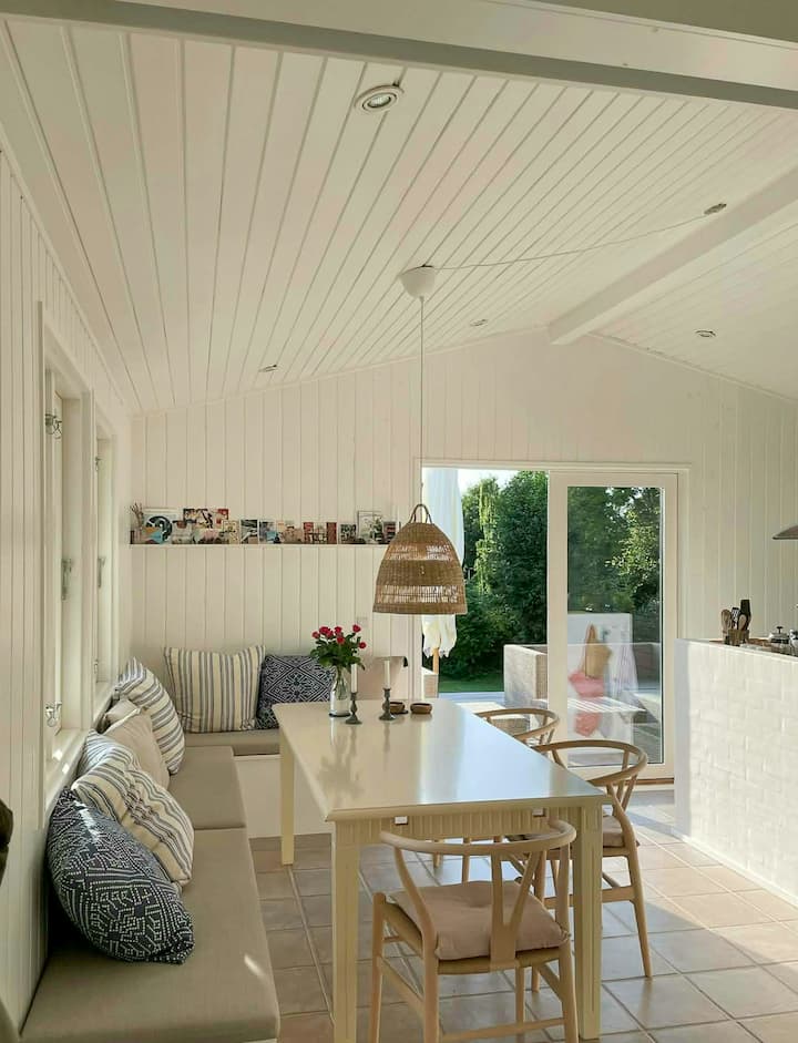 Classic Cottage Charm Near Hornbæk Beach - Viken