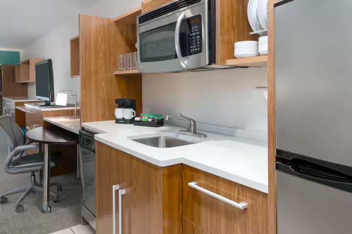 2 Queens: Kitchenette, Pool & 1 Mi To N Chas Colis - North Charleston, SC