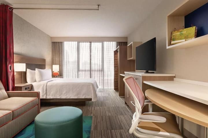 Queen Studio W/ Free Bkfst + Gym | Skyline View - Humboldt Park - Chicago