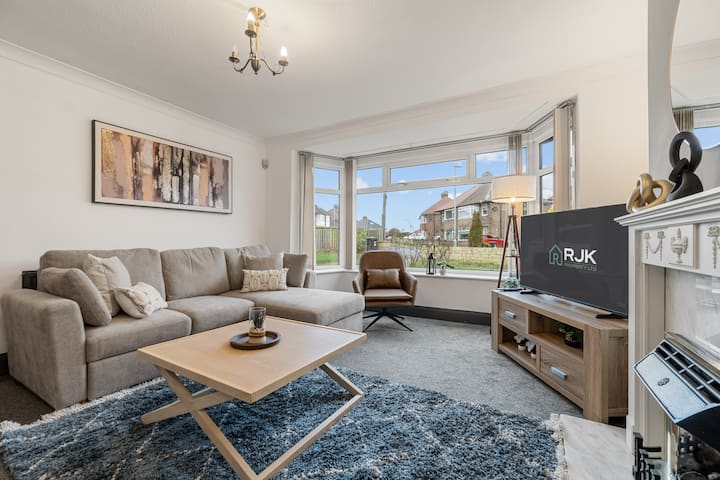Halifax- Contractors Accommodation - Parking 3 Bed - Huddersfield