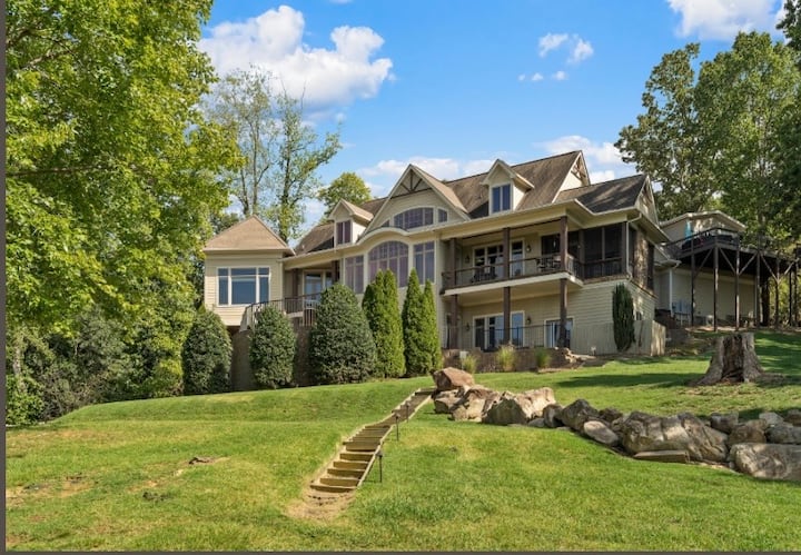 Luxurious Lakeside Lodge - Lake Wylie, Fort Mill