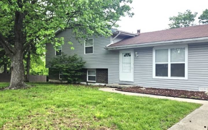 Spacious & Cozy Home Near Mu With Game Room - Columbia, MO