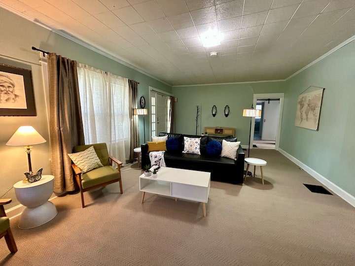 Bloomington Boho Bungalow, 3 King Beds - Bloomington, IN