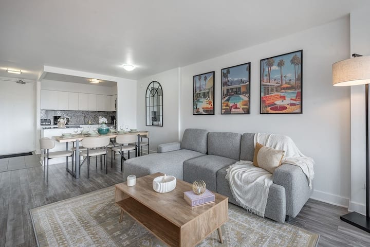 Panoramic Skyline Views | Pool, Gym & Parking - Montreal