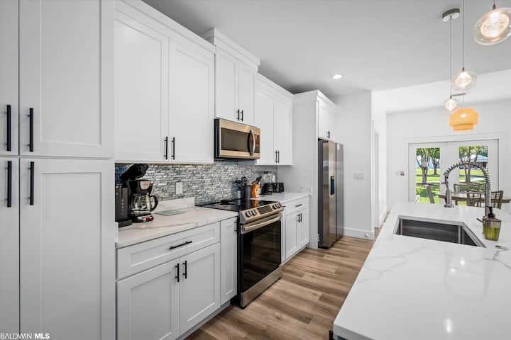 Sunshine Dream 
8 Minutes From The Beach! - Foley, AL