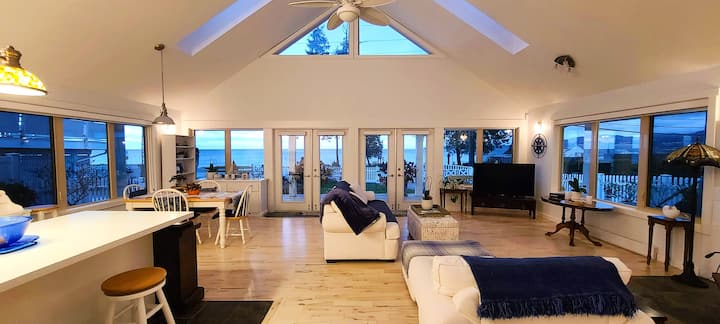 The White House Two Bedroom Suite - Sechelt