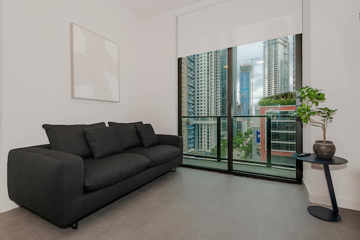 Luxury 1br+den Suite | Near Kaseya & Bayfront - Miami, FL