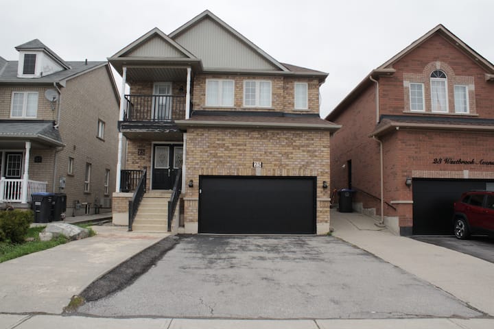 Near Pearson Airport/spacious Stay & Amenities! - 브램턴