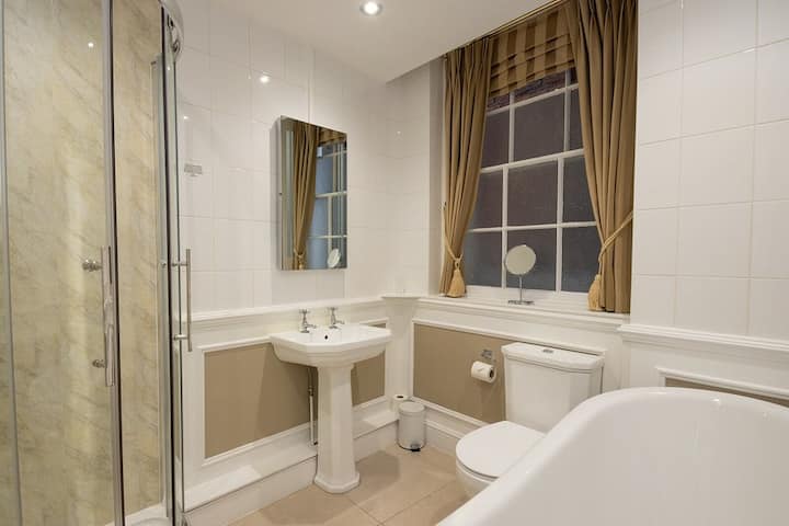 Superior King Room With En-suite - Arundel