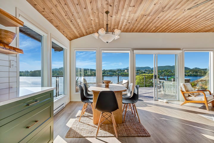 Luxury Waterfront: Family Escape With Private Dock - Sooke