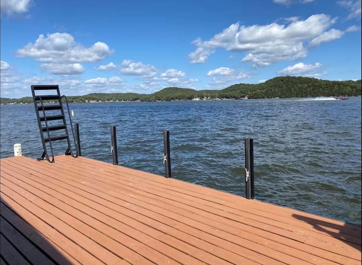Retreat 33 | Dock, Kayaks + Lake Fun | Sleeps 16 - Sunrise Beach, MO