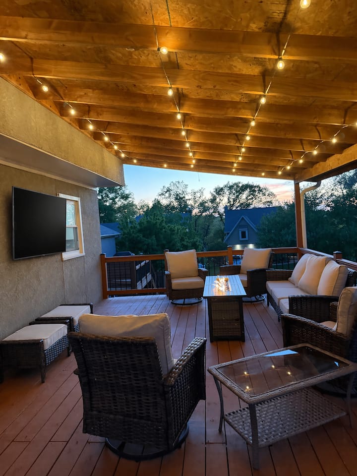 Kc Spacious 4br W/theater + Deck | Sleeps 10+ - Shawnee, KS