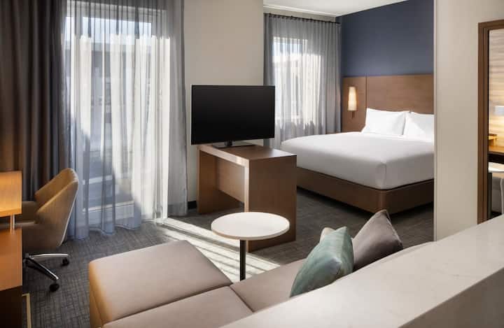Modern 1 King Hotel Kitchen Suite W/ Breakfast - Monterey, CA