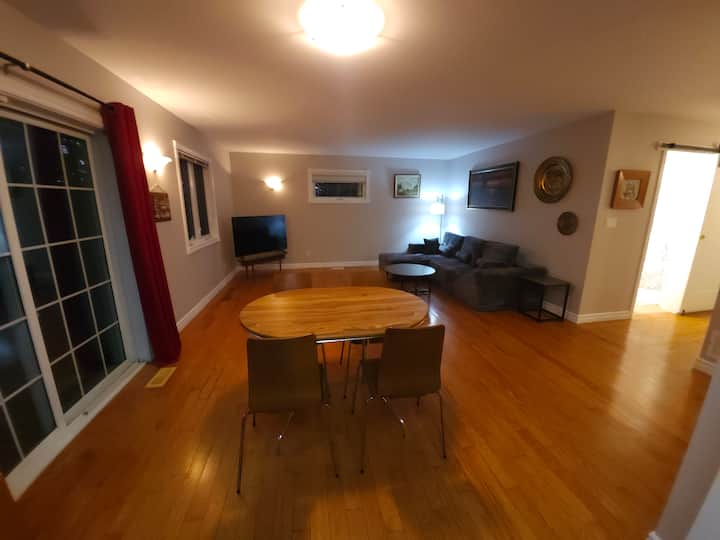 Peaceful Apartment. With Backyard, Patio. - Bradford, ON, Canada