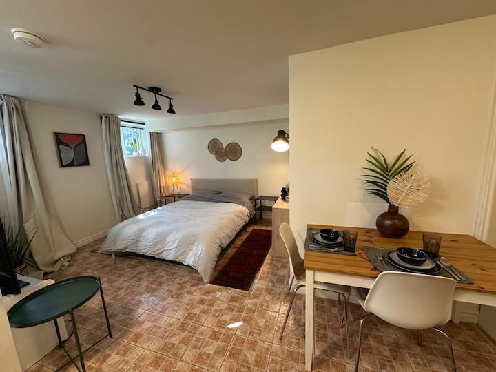 Bright And Cozy Leslieville Studio - Toronto, ON