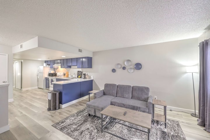 The Desert Modern Near Strip! Sleeps 6! - Las Vegas, NV