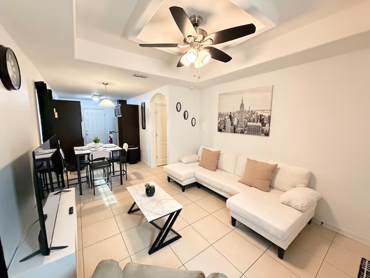 Peaceful Apartment Near University Dr. - Edinburg, TX