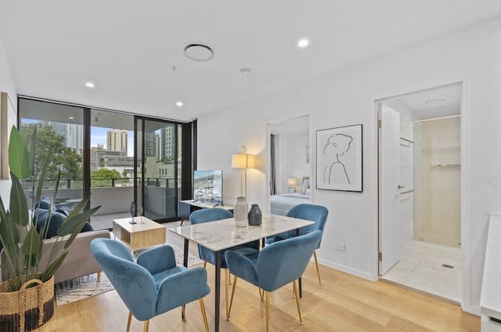 Modern 1br Riverfront Apt W/ Pool, Gym & Parking - Gold Coast