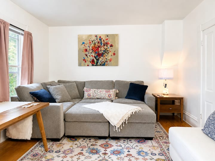 Brady St Apartment With Parking - Milwaukee