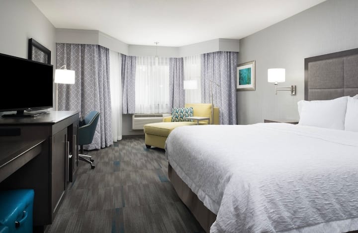 Stylish 1 King Hotel Room W/ Parking & Breakfast - Monterey, CA