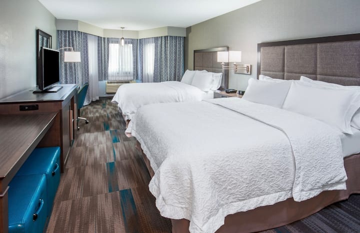 Stylish 2 Queen Hotel Room W/ Parking & Breakfast - Monterey, CA